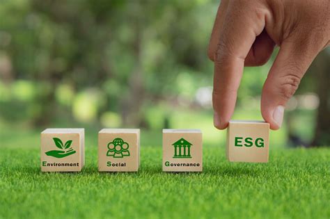 환경 사회 및 거버넌스의 Esg 개념 지속 가능하고 윤리적 인 사업 손에는 Esg라는 약어가 있는 나무 큐브가 녹색 배경에 다른