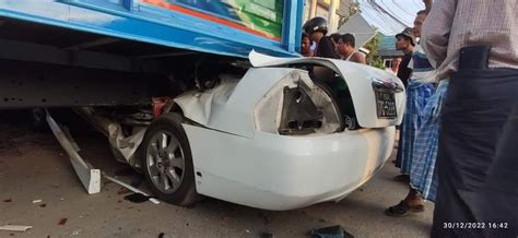 မော်လမြိုင်တွင် အိမ်စီးကား ၁ စီးအရှိန်လွန်၍ ၁၂ဘီးကားနှင့်တိုက်မိပြီး အိမ်စီးကားပေါ်ပါလာသူ ၂