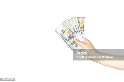 흰색 배경에 돈을 들고 손 손 주는 돈 미국 달러 또는 Usd 100에 대한 스톡 사진 및 기타 이미지 100 개념 경제