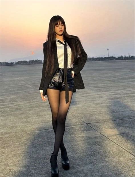 아이브 안유진 신이 내린아찔한 각선미 연예인 스타일 연예인 한국 여자 패션
