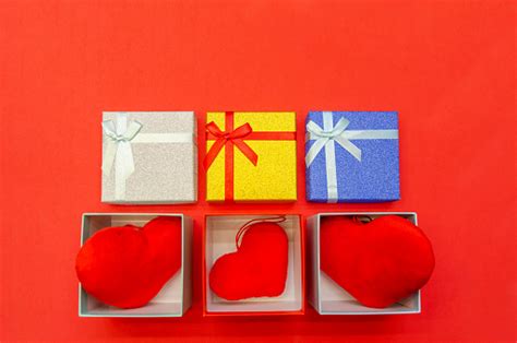 빨간색 배경 복사 공간에 빨간색 하트와 빨간 활빛나는 노란색 파란색 회색 선물 상자를 들고 상단보기 여성 손 각도에 대한 스톡 사진 및 기타 이미지 Istock