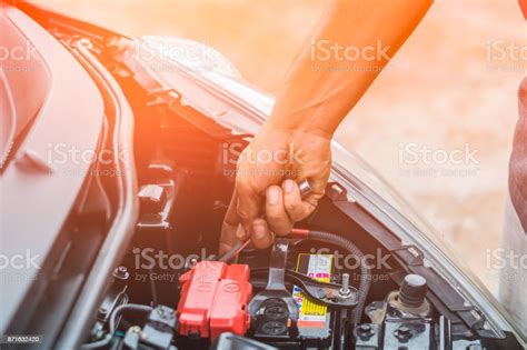 자동차 수리가 게에서 자동차 정비사 수리 자동차 배터리의 손 대체에 대한 스톡 사진 및 기타 이미지 대체 배터리 전원
