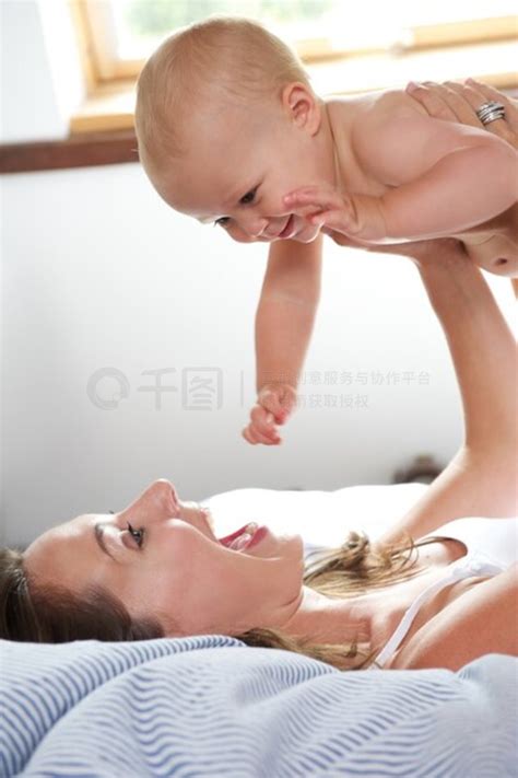 爱免抠元素 女人和婴儿在床上玩耍 素材免费下载 626像素 格式 编号68050509 千图网