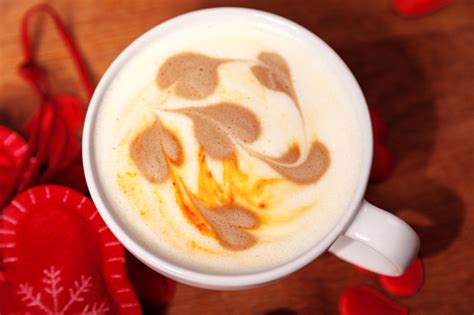 발렌타인 데이 배경 카푸치노 라 떼 아트 하트의 형태로 커피의 흰색 컵 커피 나무 테이블에 붉은 마음으로 덮여 당신의 사랑 하는 사람과 한 잔 이상의 커피의 회의 갈색에