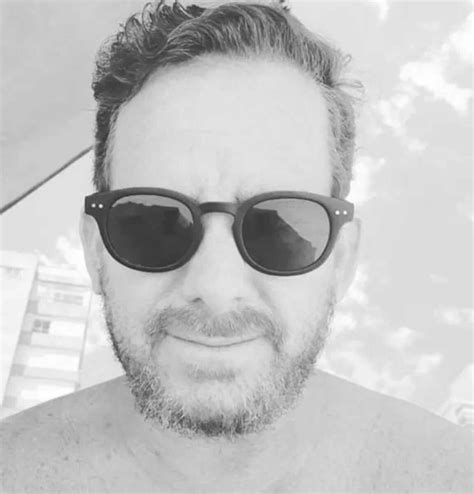 Empresário é encontrado morto dentro de carro de luxo em Cubatão