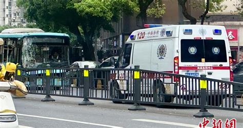 南昌一公交撞上行人致3死7伤警方驾驶员突发心脏不适 南昌市 公交车 碰撞 新浪新闻