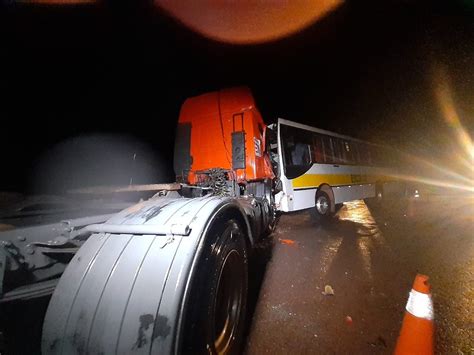 Carreta invade contramão e atinge ônibus escolar no interior do RN Rio Grande do Norte G1