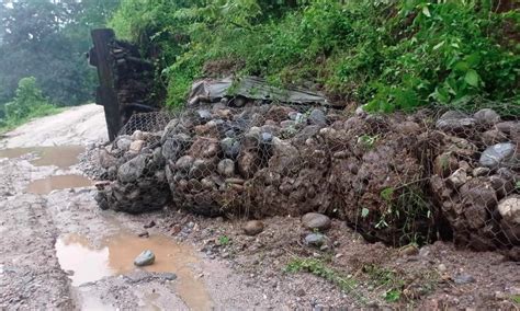 मेची राजमार्गको गोलाखर्क राजदुवाली सडकखण्ड अवरुद्ध