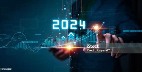 2023년부터 2024년까지 기업 미래 성장 연도를 터치하는 사업가 내년 2024년 계획과 비전이 담긴 새로운 목표 기회 도전