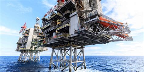 Bp Reports 177 Billion Loss Cuts Dividend Wsj