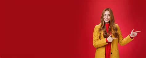 Insouciante Mignonne Et Tendre Jeune étudiante Rousse En Manteau Jaune