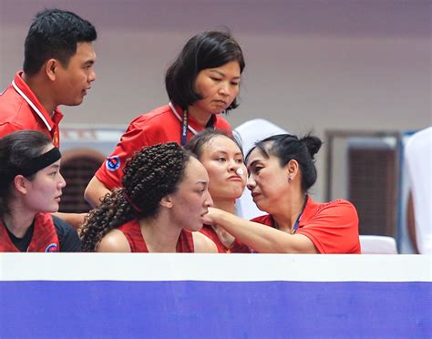 Nữ VĐV bóng rổ Việt Nam đổ máu trên sân đấu SEA Games vẫn nỗ lực hết mình để ghi điểm
