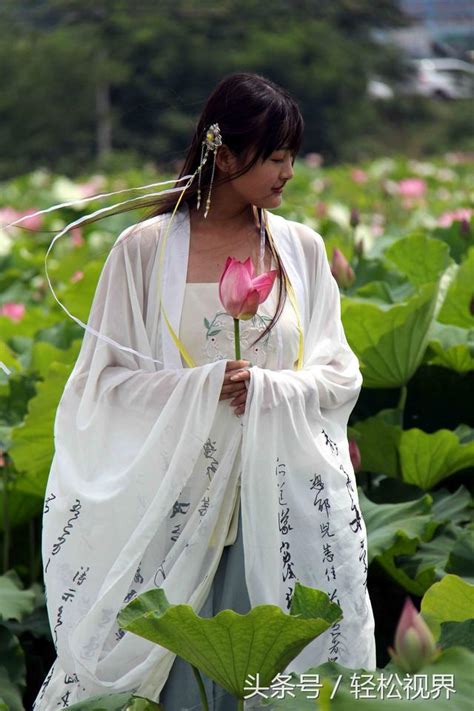 安徽這個池塘太美上萬朵荷花開了美女化身何仙姑玩穿越 每日頭條