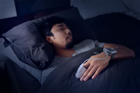 맥박 산소 포화도 측정기를 착용 한 남자 수면 무호흡증에 대한 가정 수면 연구 테스트 수면중무호흡증에 대한 스톡 사진 및 기타