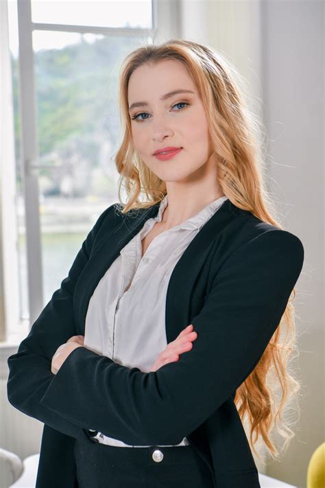Lorsque la beauté blonde et excitée Ivy Rein se retrouve seule dans son