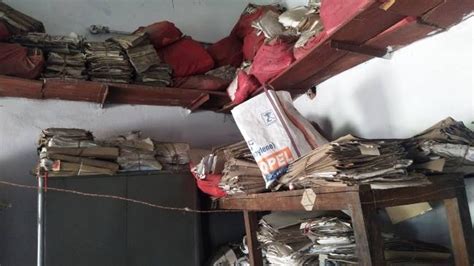 तंगहाल कमरे में चल रहा प्रखंड पंचायतीराज कार्यालय Conjusted Room