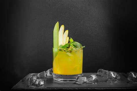 민트 잎과 얼음이 있는 배 레모네이드가 어두운 배경에 있습니다 공간을 복사합니다 감귤류 과일에 대한 스톡 사진 및 기타 이미지 감귤류 과일 건강한 식생활 검은색