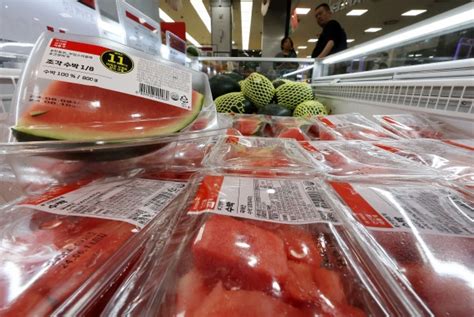 한 통은 많아요” 1인 가구 증가에 ‘조각 수박 인기