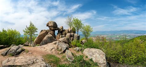 여신는 고 대 Thracian 돌 성소 불가리아에서 Kazanlak 근처거석 라고도 태양 게이트의 문 0명에 대한 스톡 사진 및