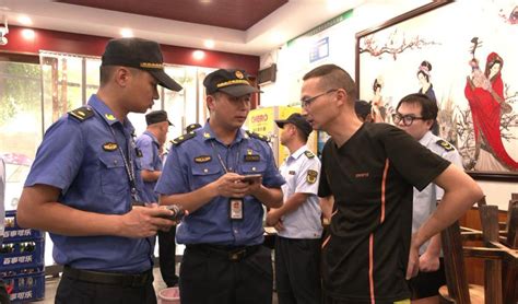 让环境更“净”一步，新洲多点发力推进餐饮油烟治理工作检查经营户