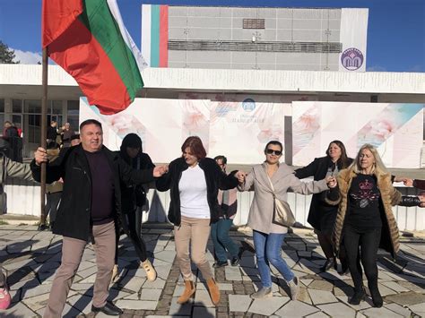 Кметът Иса Бесоолу посрещна павелбанските коледари Новините от Казанлък Presstv