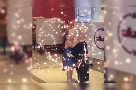 女孩一步步走向男孩，然后网友：七夕过得还不如一个孩子