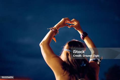 여름 음악 축제에 참석하는 동안 손으로 하트 모양을 만드는 여성의 뒷모습 Popular Music Tour에 대한 스톡 사진 및 기타 이미지 Popular Music