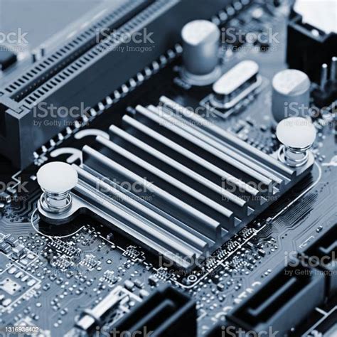 기내 구성 요소 Pcb에서 Pc까지 개인용 컴퓨터의 마더보드에 칩 커패시터 및 커넥터를 연결합니다 현대 기술 배경 0명에 대한