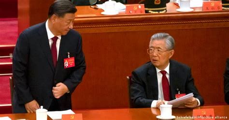 胡锦涛被带离二十大会场：做给谁看？ 网热 访问 The Interview