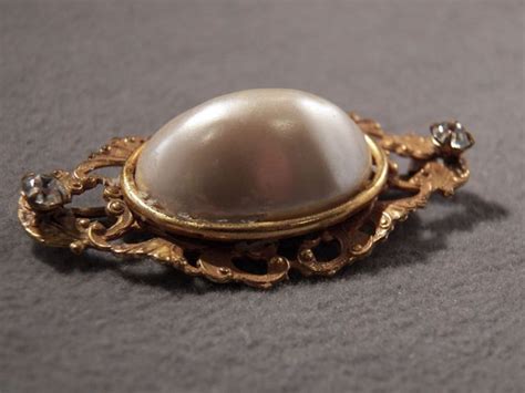 Vintage Elegant Gold Tone Faux Pearl Rhinestone Bro Gem