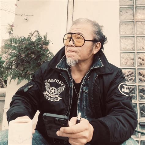 那個，咱們總是習慣用「你」作為開頭，試著改成以「我」開頭能讓你的表達更少指責，更多理解。例如：「你讓我感到失望」「 我感到有點失望」「你把我氣
