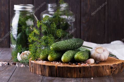 Pepinos Conservados En Frascos De Vidrio Con Ajo Y Eneldo Sobre La Mesa