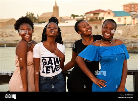 Mujeres negras jovenes fotografías e imágenes de alta resolución Alamy