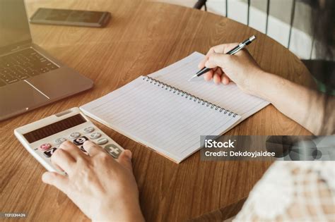 아시아 젊은 여자 펜 작업을 들고 일몰 빛 빈티지 스타일 청산 세금 리드를 계산 합니다 개념에 대한 스톡 사진 및 기타 이미지 Istock