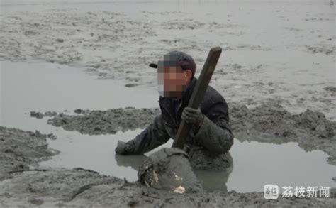 孤寡老人独自下河捞鱼被困泥潭 扬州消防紧急救援我苏网