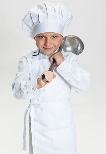 흰색 요리사 유니폼을 입은 작은 행복한 소년의 클로즈업 초상화와 흰색 스튜디오 배경에 고립 된 큰 국자를 가진 거대한 요리사의 모자 6 7 살에 대한 스톡 사진 및 기타