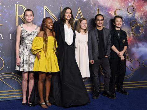 Shiloh hija de Angelina Jolie y Brad Pitt causa sensación al llegar a la alfombra con un vestido