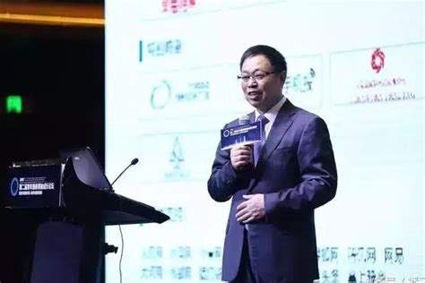 中原银行窦荣兴在港敲响上市锣
