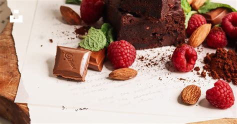 흰색 접시 위에 앉아 있는 초콜릿 케이크 조각 사진 Unsplash의 무료 초콜릿 이미지