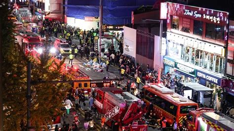 目击者忆韩国万圣节踩踏案：人群像骨牌般倒下，压了五六层world湃澎湃新闻 The Paper