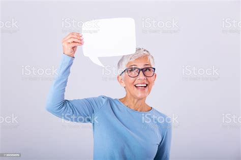 그녀의 머리 위에 연설 거품 기호를 들고 쾌활한 성숙한 여자는 미소 연설 거품 배너와 행복한 수석 아가씨 중장년에 대한 스톡 사진 및 기타 이미지 Istock