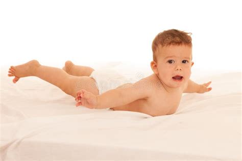 Ni O Feliz Jugando En La Cama Aislado Sobre Blanco Imagen De Archivo Imagen De Persona