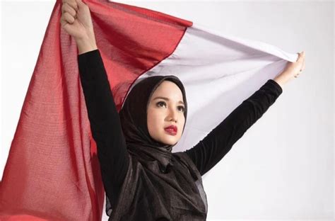 Chacha Frederica Tak Malu Menikmati Kelezatan Pinggir Jalan Dengan Rasa