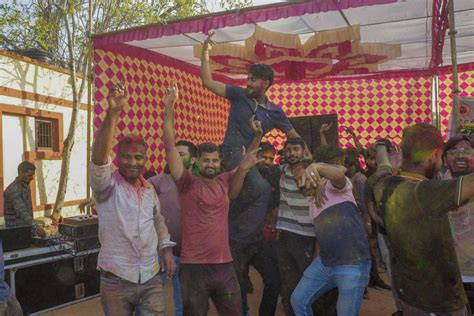युनिवर्सिटी में आखरी दिन स्टूडेंट्स ने जम कर खेली होली। देखे तस्वीरे