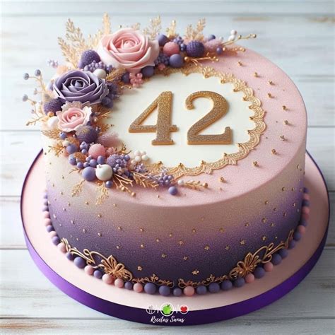 Pastel Rosa Y Morado Con Números Dorados Y Decorado Con Flores Y Hojas