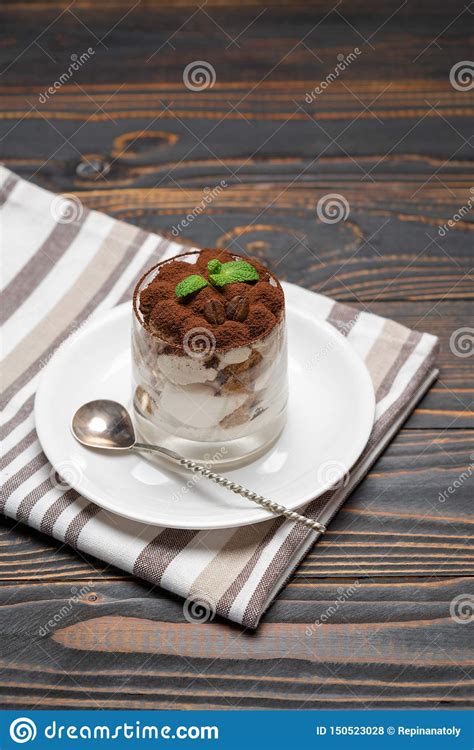 Postre Cl Sico Del Tiramisu En Un Vidrio En Fondo De Madera Foto De