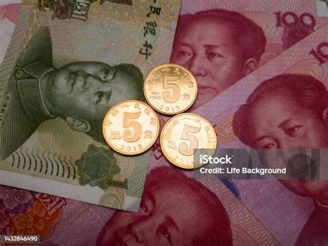 중국 통화 1 100 위안의 종류로 중국 위안 지폐와 5 자오 의 종류로 동전 0명에 대한 스톡 사진 및 기타 이미지 Istock