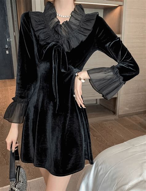 밀키부 가을옷하객원피스 벨벳 레이스 블랙 미니원피스 긴팔 브이넥 씨스루 셔링 스웨이드 나팔소매 력셔리 결혼식 데이트 파티 연말 생일 A라인