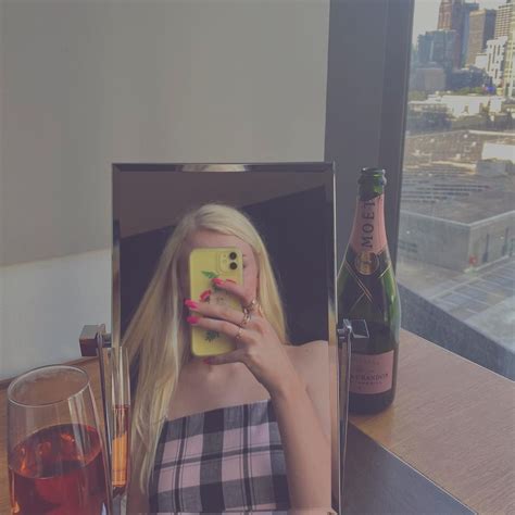 Bridgets Instagram Photo Hallo” Instagram Photo Mirror Selfie