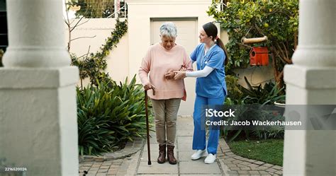 요양원 간병인 및 노인 여성은 이동성 지원 및 의료 서비스를 위해 야외에서 지팡이를 짚고 있습니다 지팡이 간호사 및 노인 장애인의 회복 치유 및 재활 20 24세에 대한